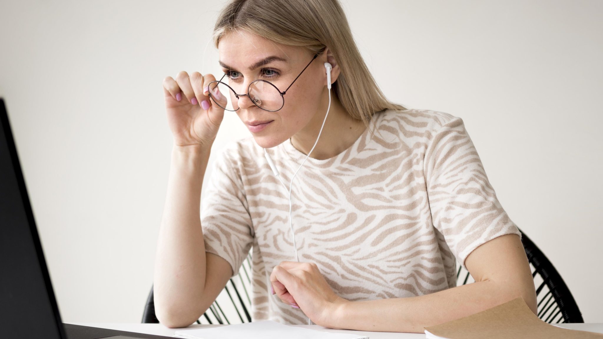 What is presbyopia in eyes?Causes, Symptoms and Treatment – sightconnection